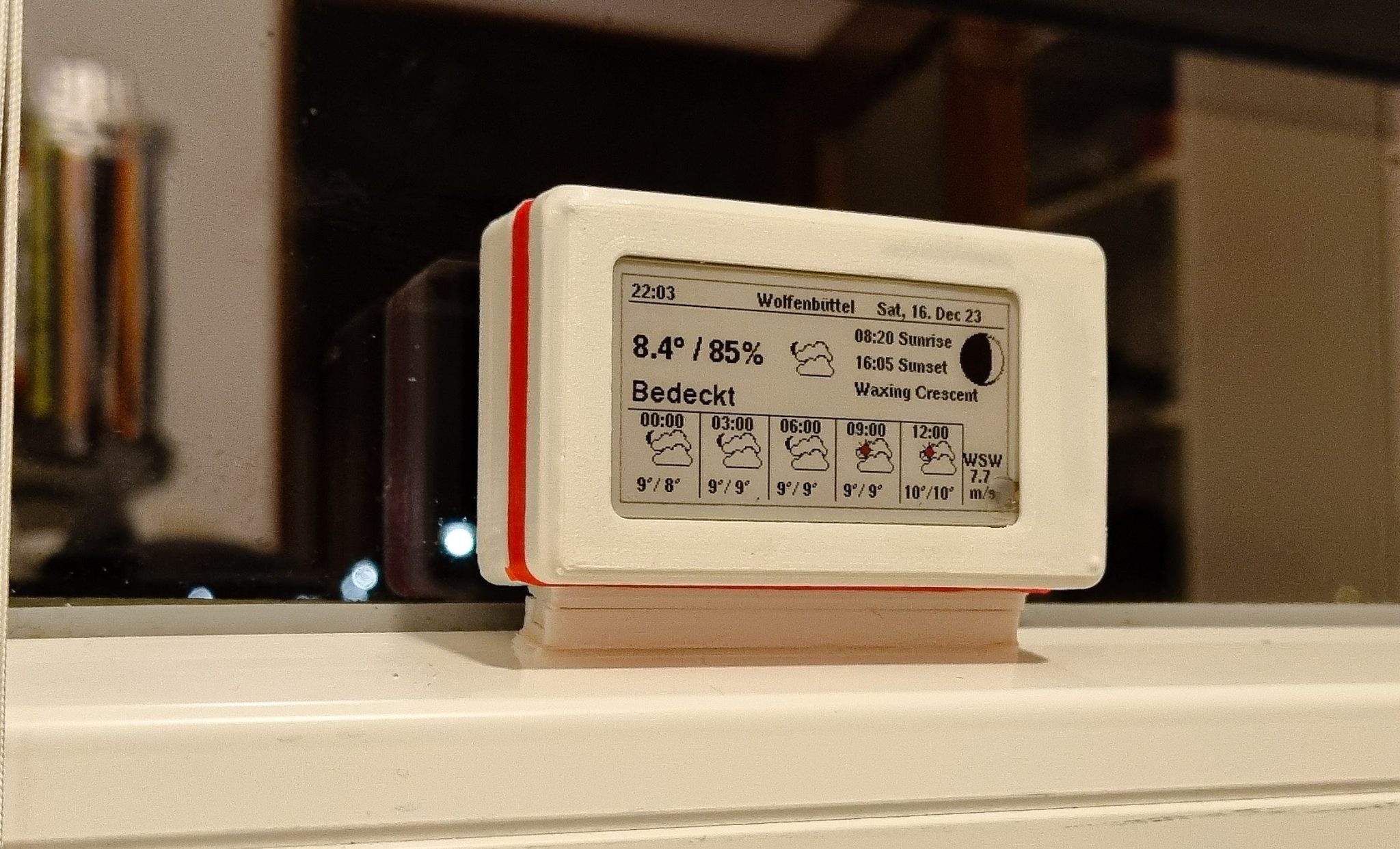 Solar E-Ink Weather Station - RSFlightronics